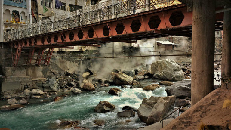 Take a dip into the natural hot springs at Manikaran near Kasol