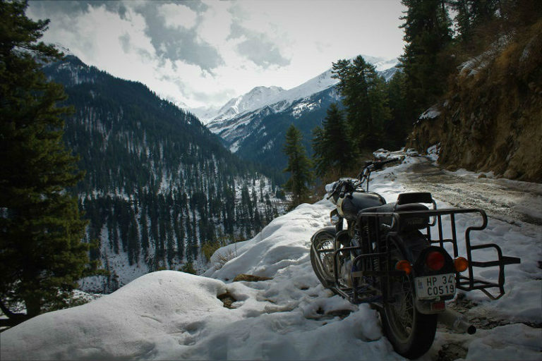 Take a dip into the natural hot springs at Manikaran near Kasol
